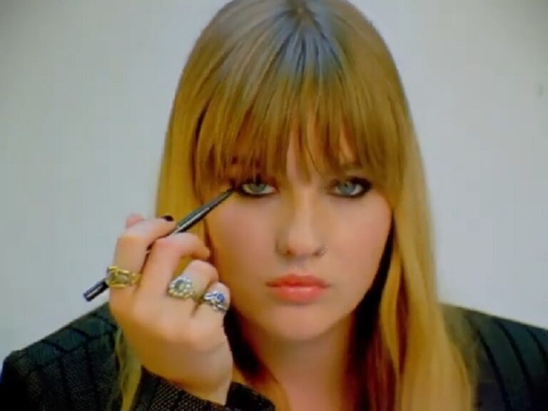 15 Intriguing Facts About Maneskin Bass Player Victoria De Angelis ...